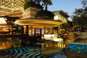 Este bar de cocktails, junto à piscina, aberto diariamente 