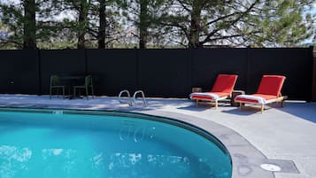 Piscina exterior sazonal, espreguiçadeiras