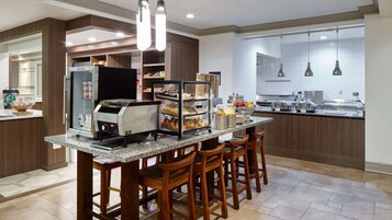 Pequeno-almoço completo diário mediante uma taxa 