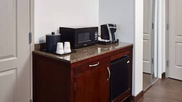 1 quarto, cofre no quarto, secretária