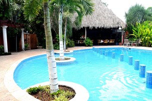 Piscina externa, espreguiçadeiras