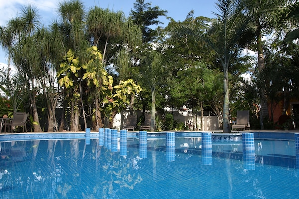 Piscina exterior, espreguiçadeiras