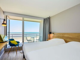 Quarto Standard, 2 camas individuais, varanda, vista para o mar | Cofre no quarto, secretária, cortinas/cortinados opacos