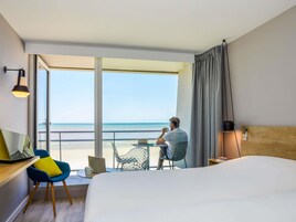 Quarto Standard, 2 camas individuais, varanda, vista para o mar | Cofre no quarto, secretária, cortinas/cortinados opacos 