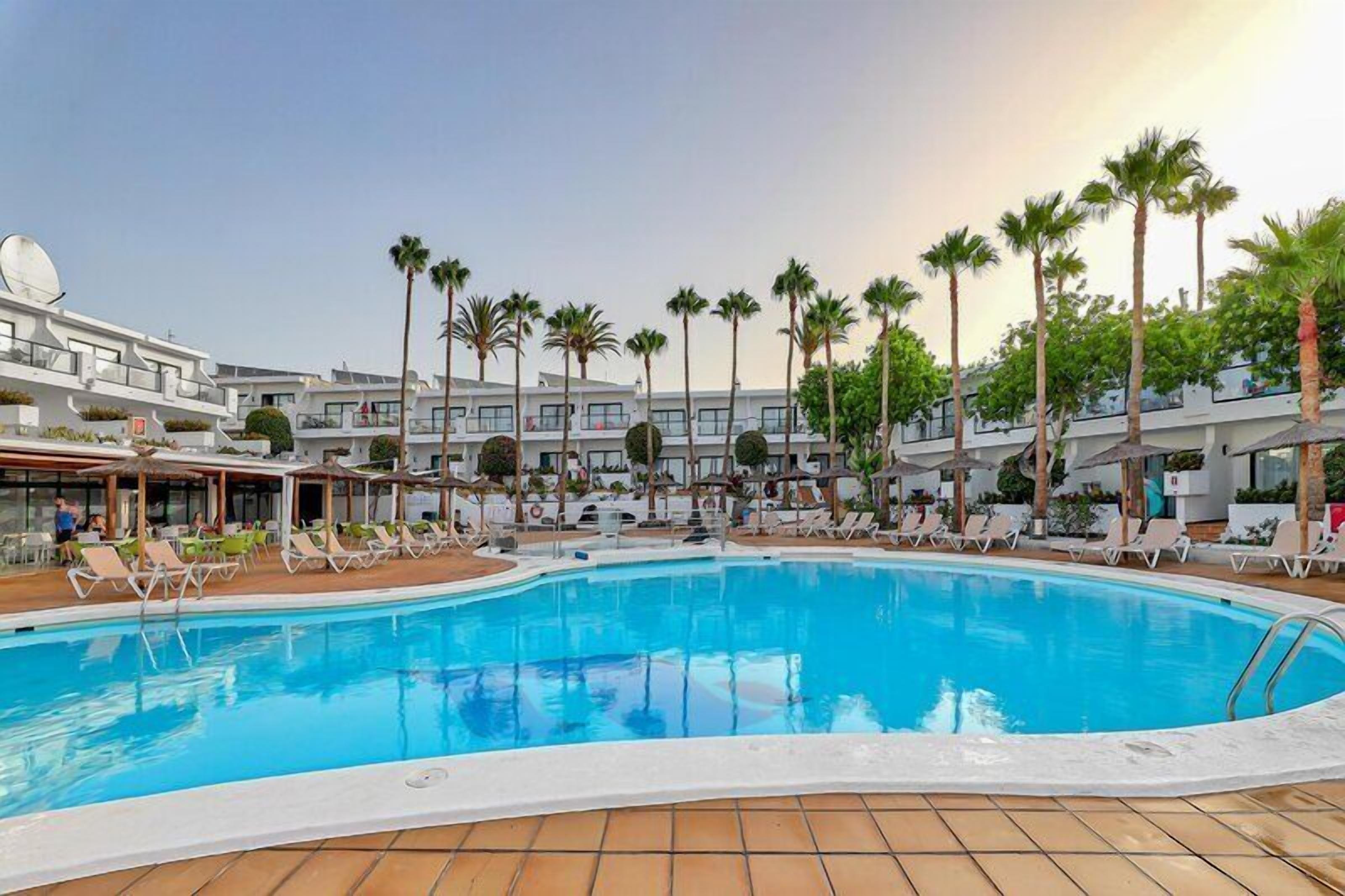 2 piscinas exteriores, guarda-sóis, espreguiçadeiras 