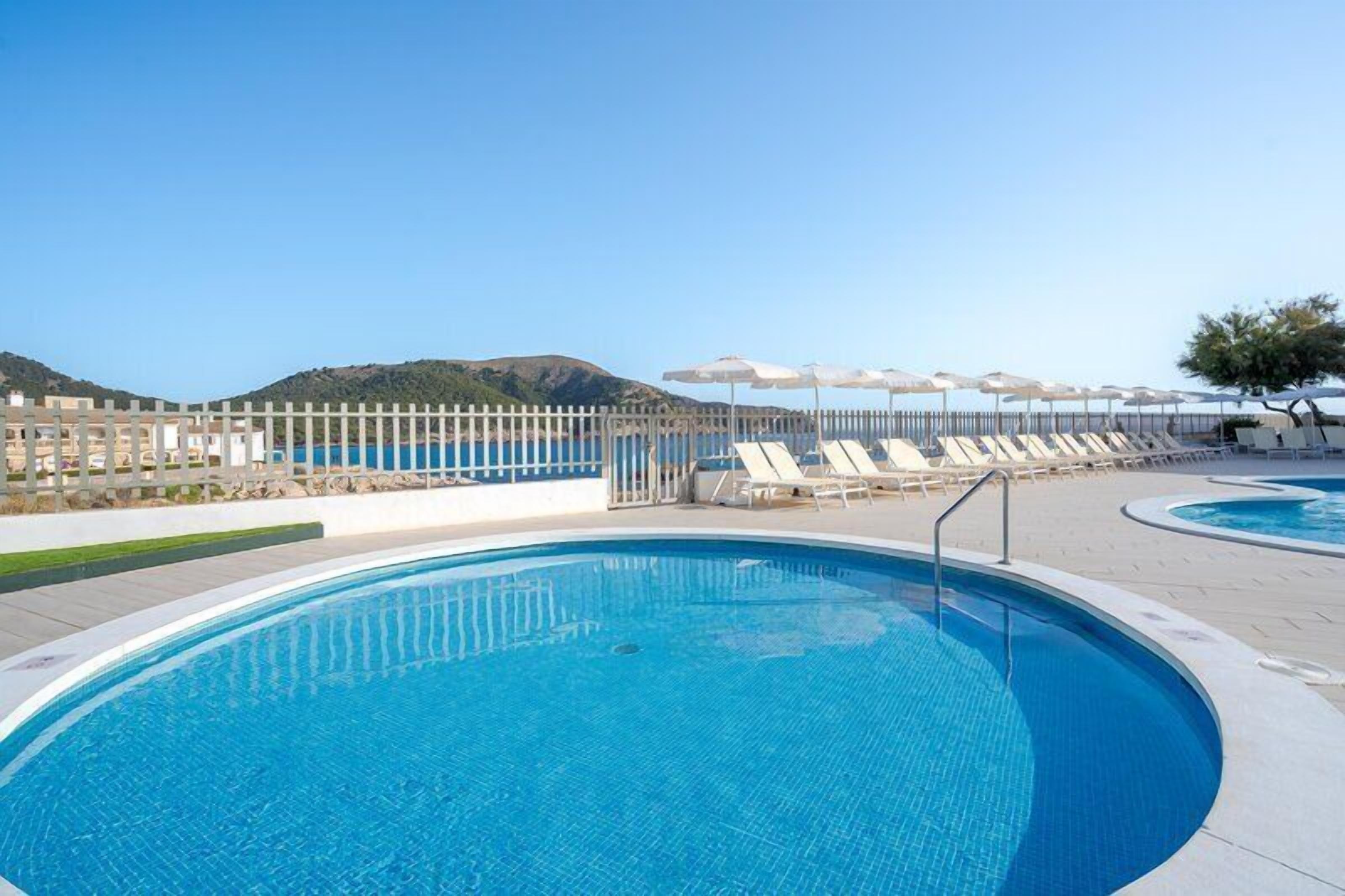 Piscina interior, piscina exterior, guarda-sóis, espreguiçadeiras 