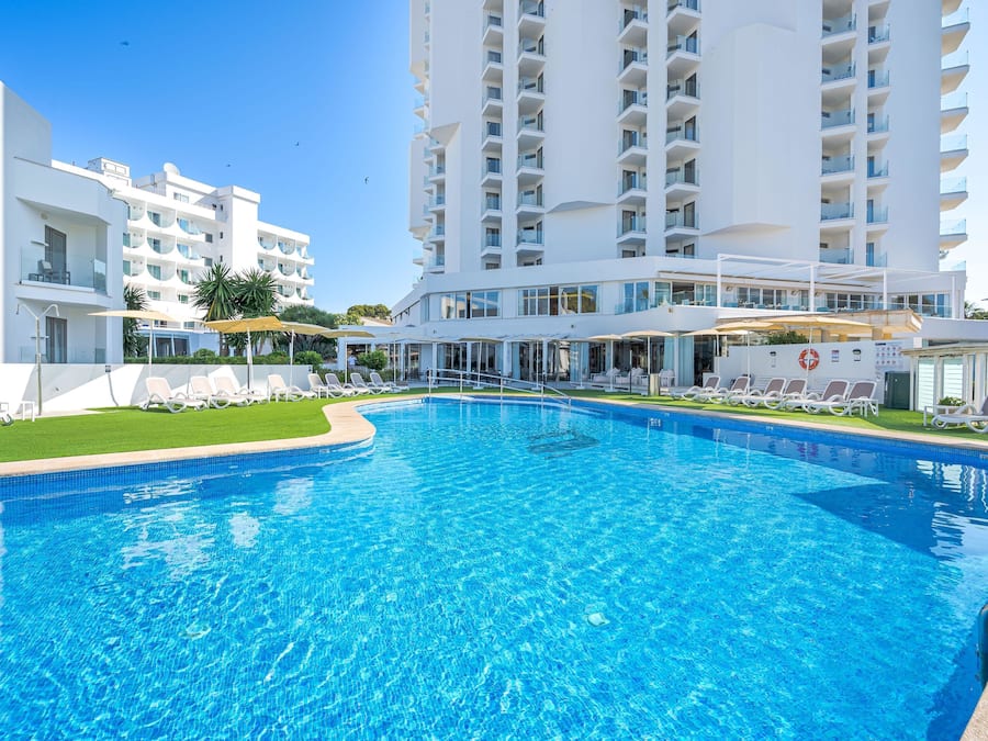 Piscina interior, piscina exterior, guarda-sóis, espreguiçadeiras