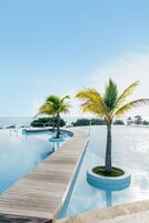 2 piscinas exteriores, toldos gratuitos, guarda-sóis 