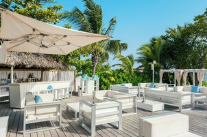 6 bares/lounges, um bar à beira da piscina, um bar junto à piscina 