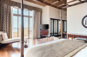 Suite, junto ao mar (Penthouse) | Minibar, cofre no quarto, secretária, cortinas/cortinados opacos 