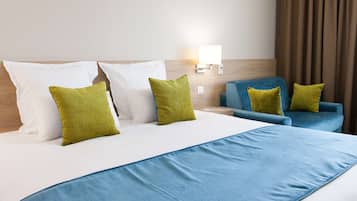 Quarto Superior, 1 cama king-size, não fumadores (Shower Only) | 1 quarto, roupa de alta qualidade, com decoração personalizada