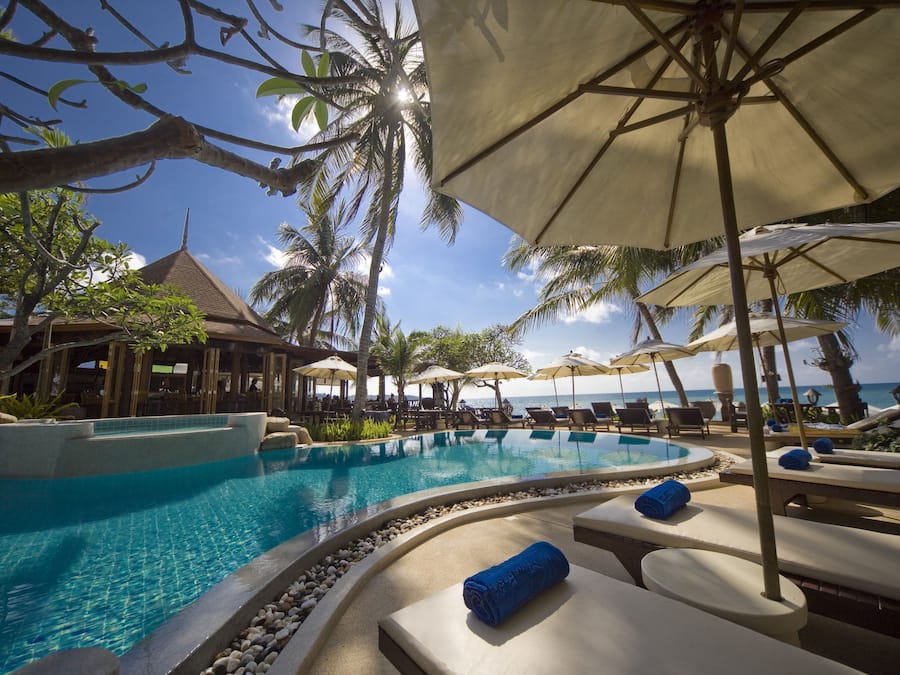 Piscina exterior, guarda-sóis, espreguiçadeiras