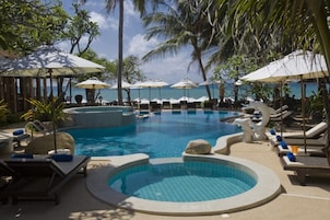 Piscina exterior, guarda-sóis, espreguiçadeiras