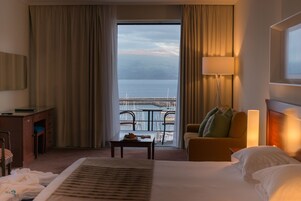 Quarto superior | Frigobar, cofres nos quartos, escrivaninha, Wi-Fi de cortesia