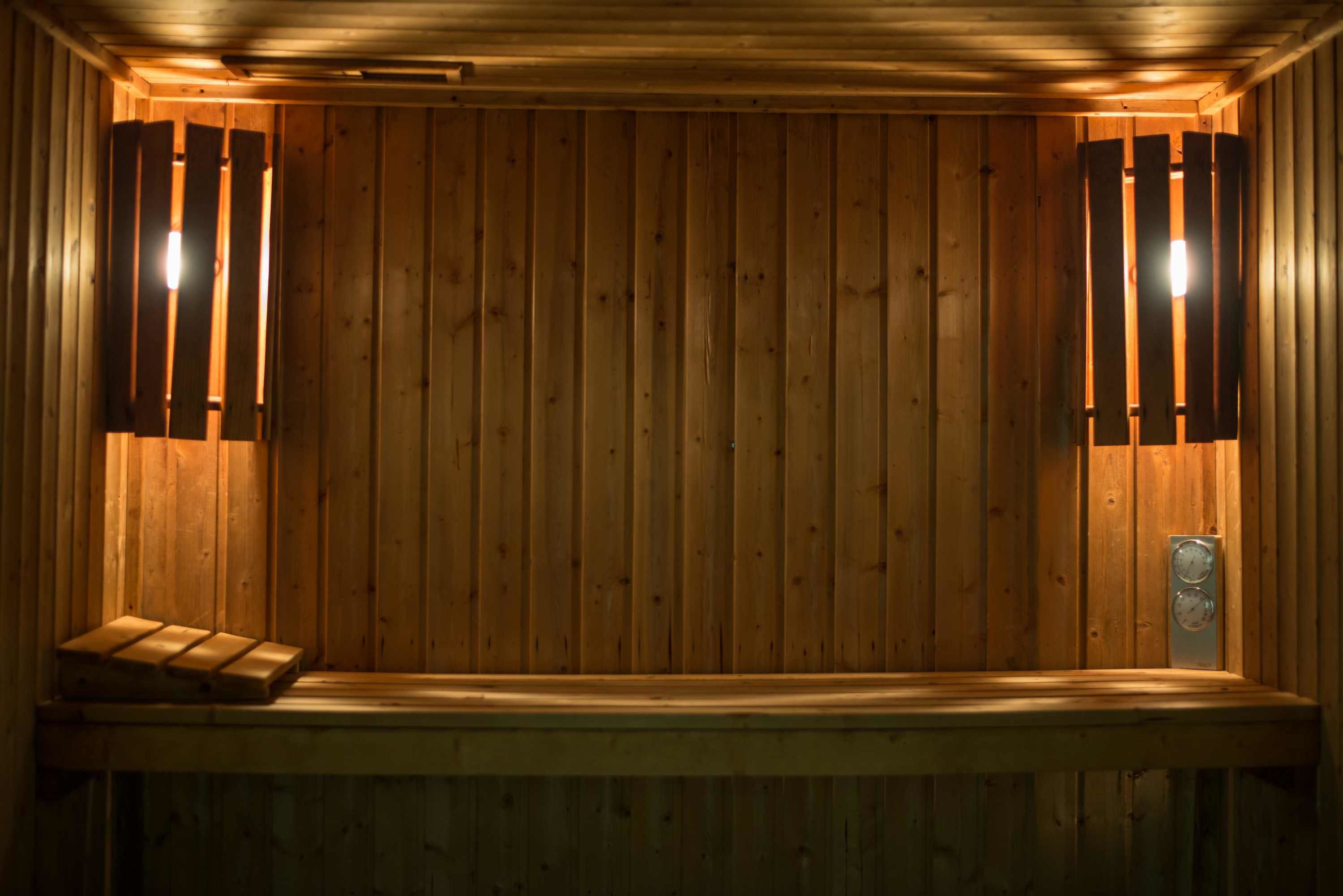 Uma sauna com paredes e bancos de madeira.