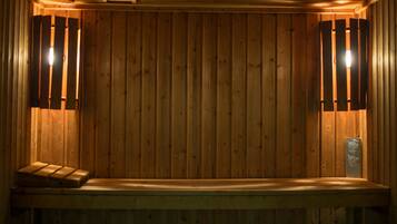 Uma sauna com paredes e bancos de madeira.