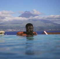 Piscina interna, piscina externa, guarda-sóis, espreguiçadeiras