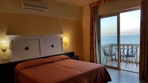 Quarto Duplo ou Twin Superior, varanda, vista para o mar | Minibar, cofre no quarto, secretária, berços/camas para crianças grátis 
