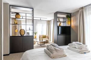 Suíte | Roupas de cama antialérgicas, cofres nos quartos, escrivaninha