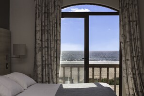 Frigobar, cofres nos quartos, espaço de trabalho para notebook