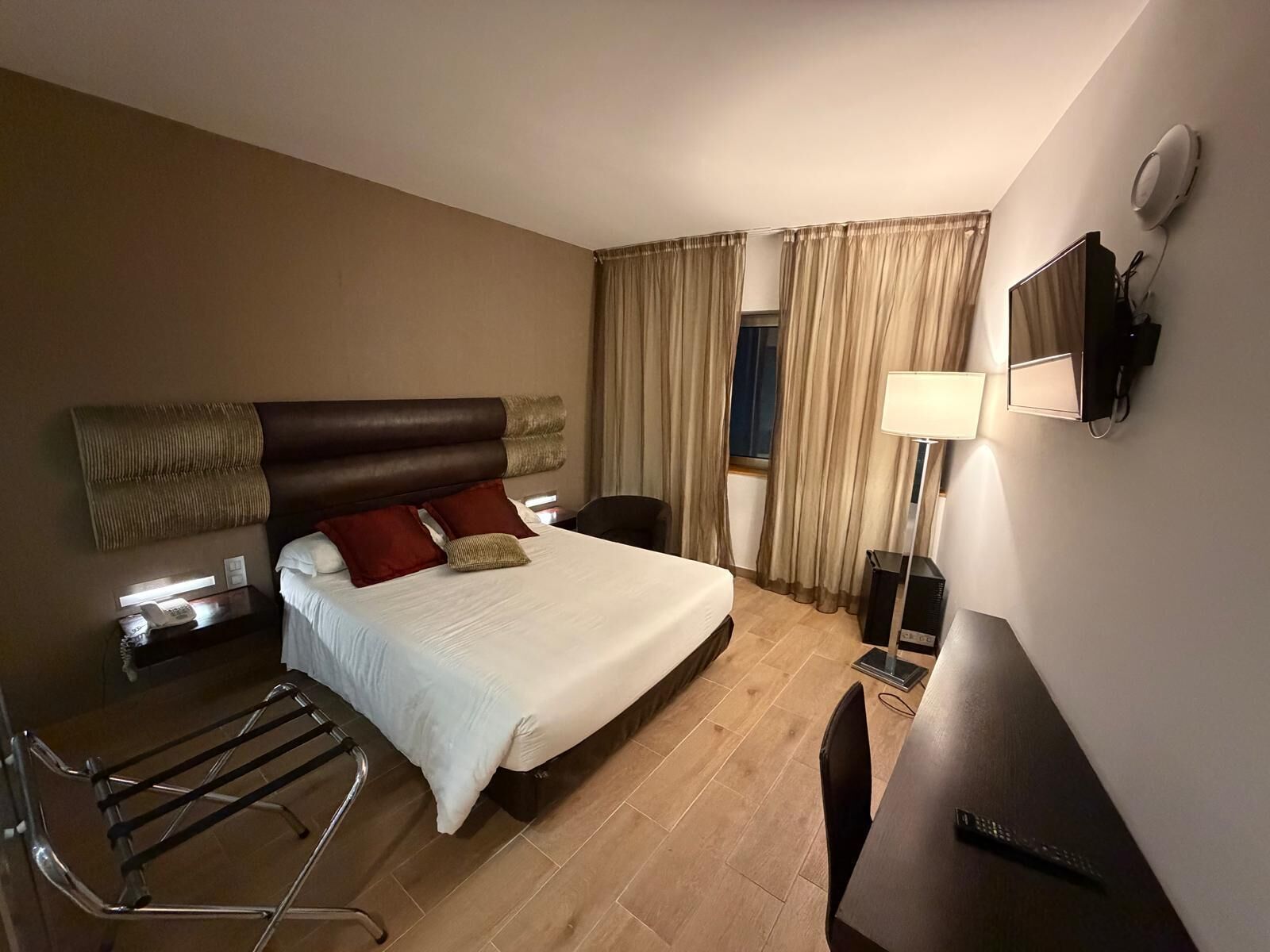 Quarto família | Frigobar, cofres nos quartos, escrivaninha, quartos à prova de som