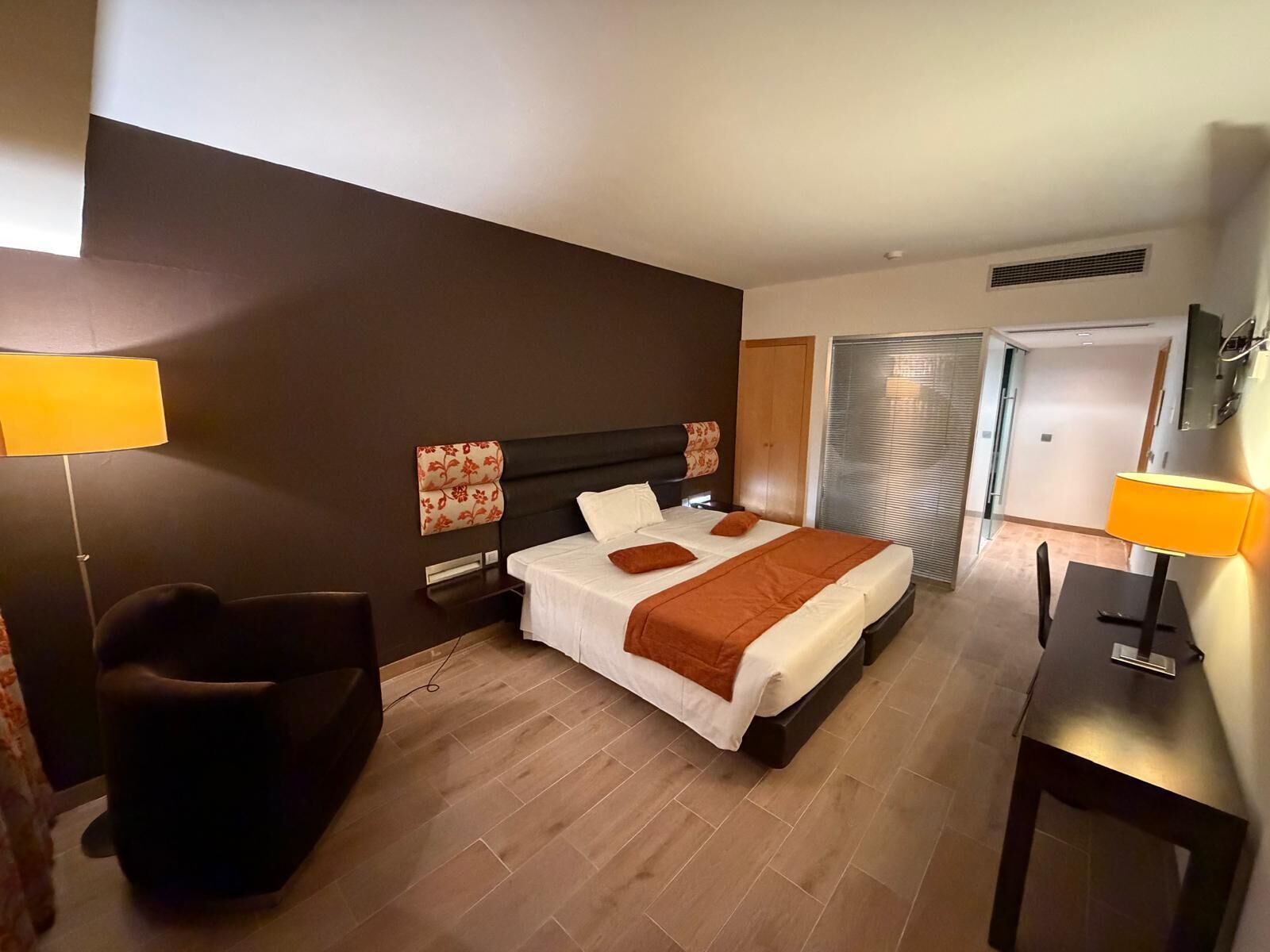 Quarto duplo superior | Frigobar, cofres nos quartos, escrivaninha, quartos à prova de som