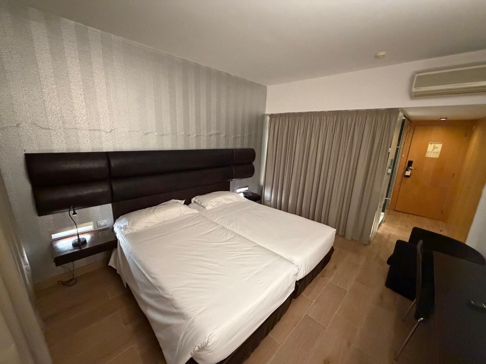 Quarto duplo standard | Frigobar, cofres nos quartos, escrivaninha, quartos à prova de som