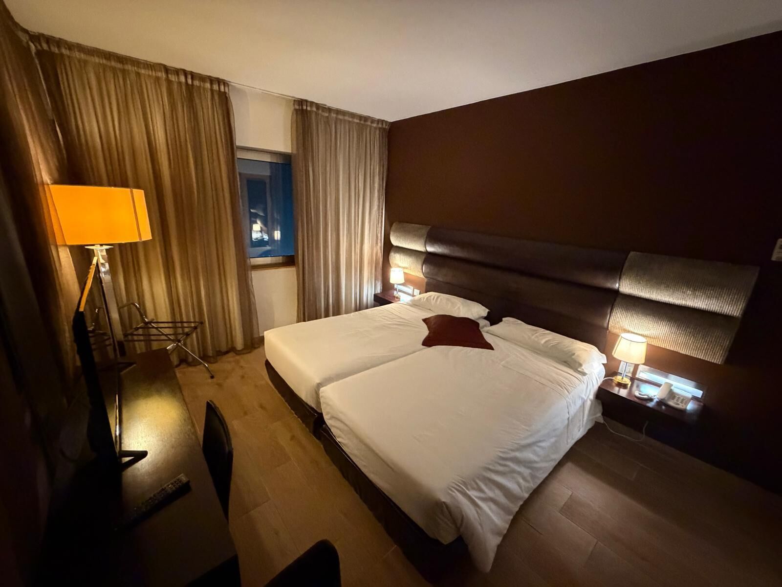 Quarto duplo superior | Frigobar, cofres nos quartos, escrivaninha, quartos à prova de som