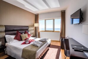 Minibar, cofre no quarto, secretária, quartos insonorizados 