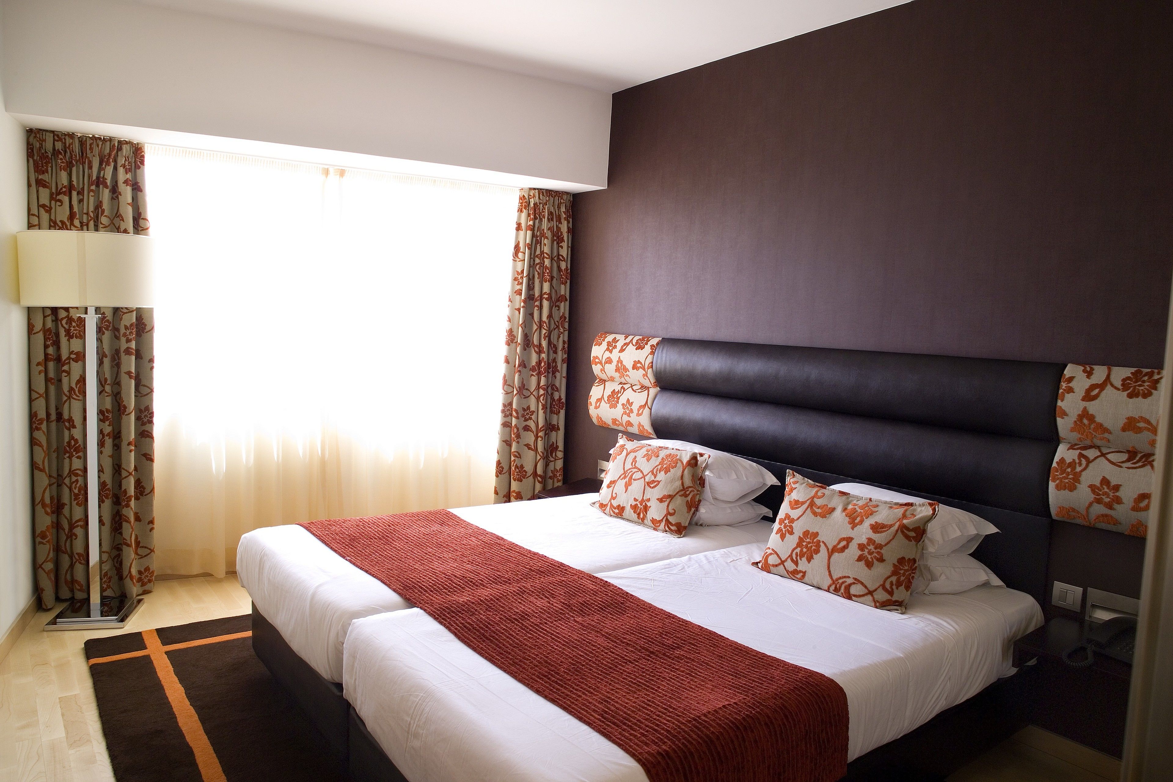 Frigobar, cofres nos quartos, escrivaninha, quartos à prova de som