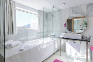 Quarto Duplo Superior | Casa de banho | Uma banheira, um secador de cabelo, toalhas fornecidas 