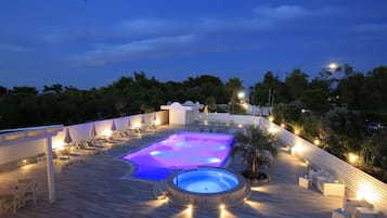 Piscina externa, espreguiçadeiras