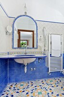 Quarto superior, terraço, vista parcial para o mar | Banheiro | Chuveiro/banheira combinados, produtos de toalete grátis