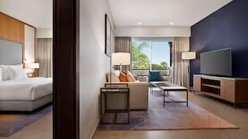 Two Bedroom Sunset Suite | Área de estar | TV 36 polegadas com canais a cabo