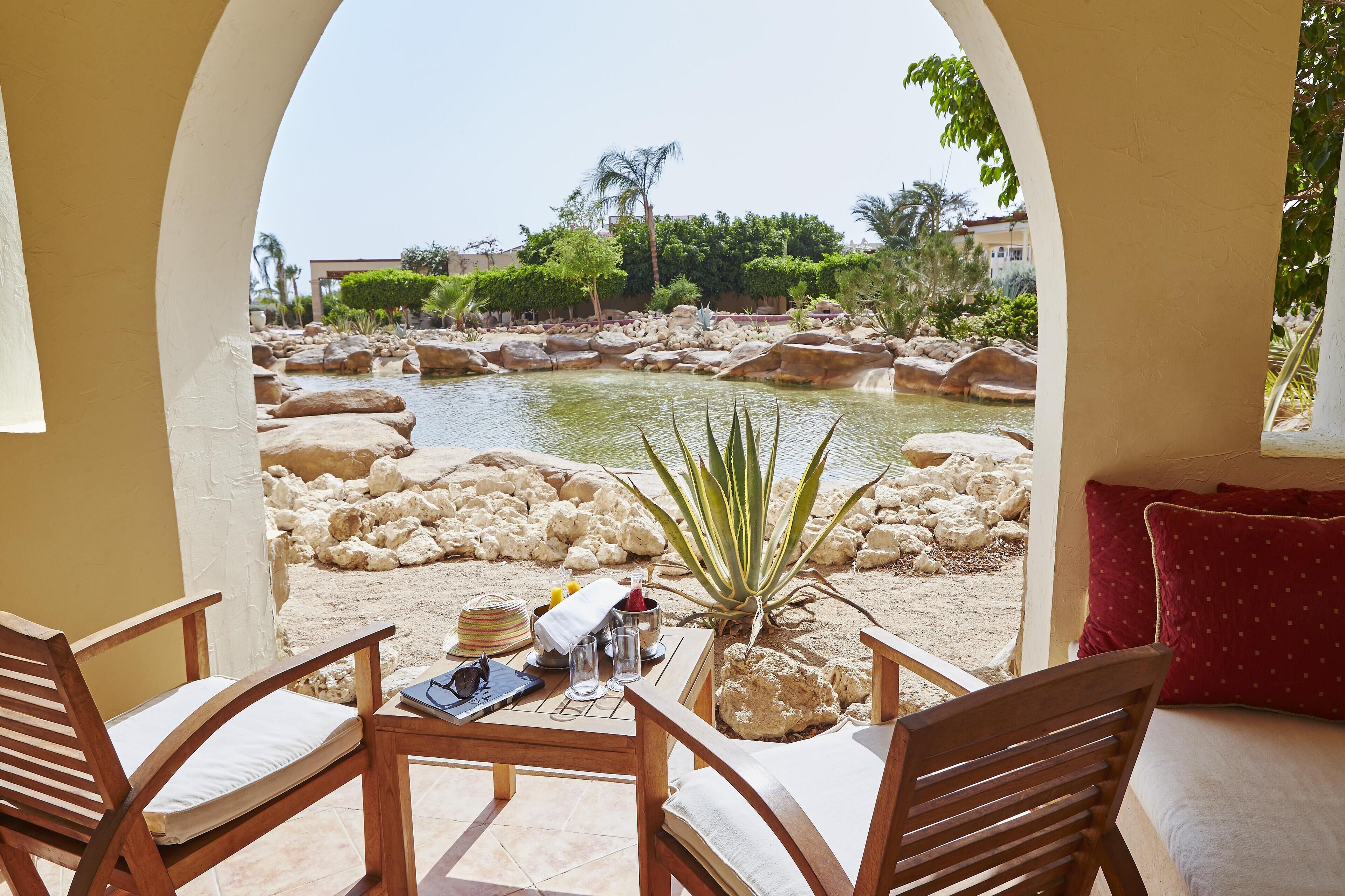 Roupa de alta qualidade, edredões de penas, minibar, cofre no quarto 