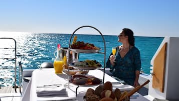 Pequeno-almoço tipo buffet diário (20 EUR por pessoa)