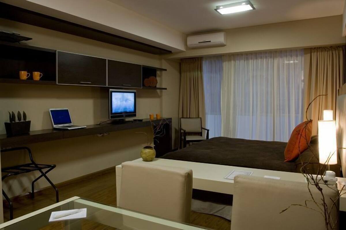 Quarto Triplo | Roupa de alta qualidade, cofre com capacidade para portátil, secretária 