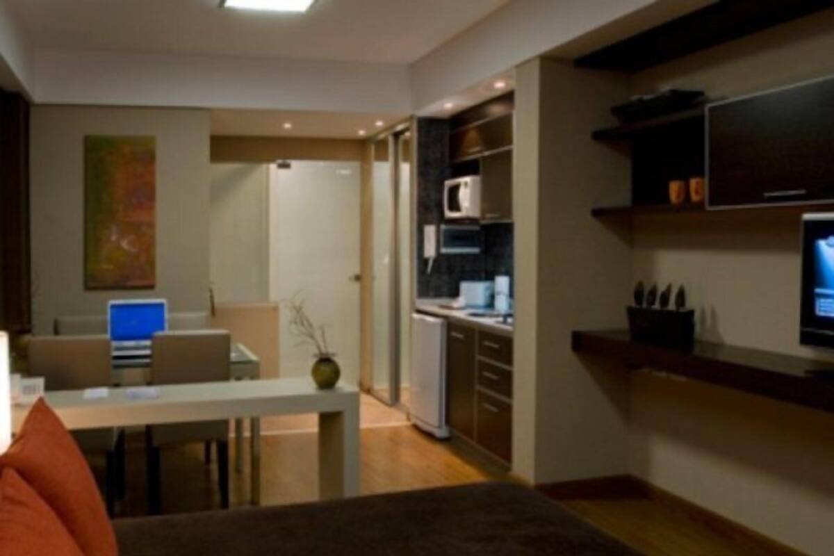 Estúdio | Roupa de alta qualidade, cofre com capacidade para portátil, secretária 