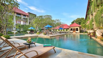 Piscina exterior, guarda-sóis, espreguiçadeiras