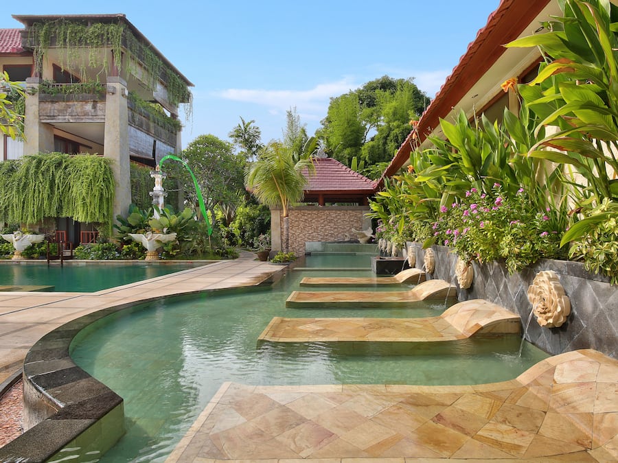 Piscina exterior, guarda-sóis, espreguiçadeiras