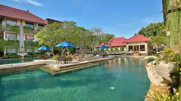 Piscina exterior, guarda-sóis, espreguiçadeiras