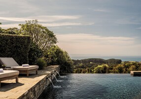 Piscina externa, piscina infinita, espreguiçadeiras