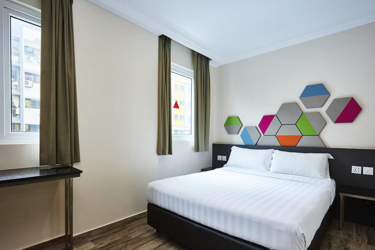 Quarto casal luxo, 1 cama de casal | Escrivaninha, ferros/tábuas de passar roupa, Wi-Fi de cortesia