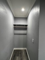 Quarto solteiro luxo | Escrivaninha, Wi-Fi de cortesia, roupa de cama