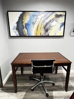 Quarto solteiro luxo | Escrivaninha, Wi-Fi de cortesia, roupa de cama