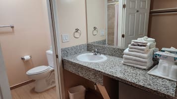 Deluxe Triple Room | Casa de banho | Um polibã, artigos de higiene pessoal grátis, toalhas fornecidas