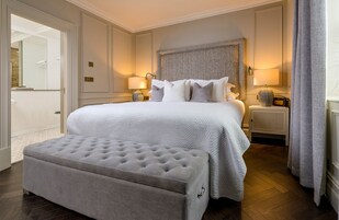 Suíte | Cofres nos quartos, individualmente mobiliados, escrivaninha