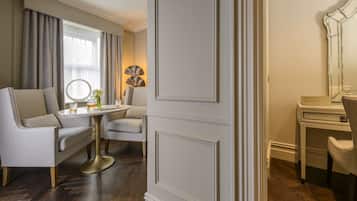 Suite | 1 quarto, cofre no quarto, com mobília individualizada, secretária