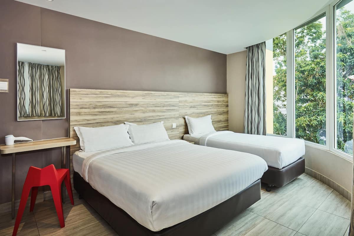 Quarto Duplo Deluxe, várias camas | Ferro/tábua de engomar, Wi-fi grátis, roupa de cama fornecida