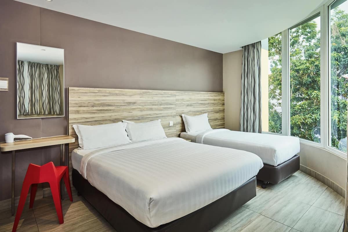 Quarto Duplo Deluxe, várias camas | Ferro/tábua de engomar, Wi-fi grátis, roupa de cama fornecida